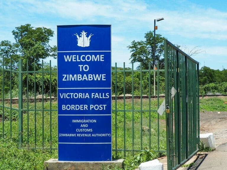 A guide to crossing the border between Zambia and Zimbabwe to see ...